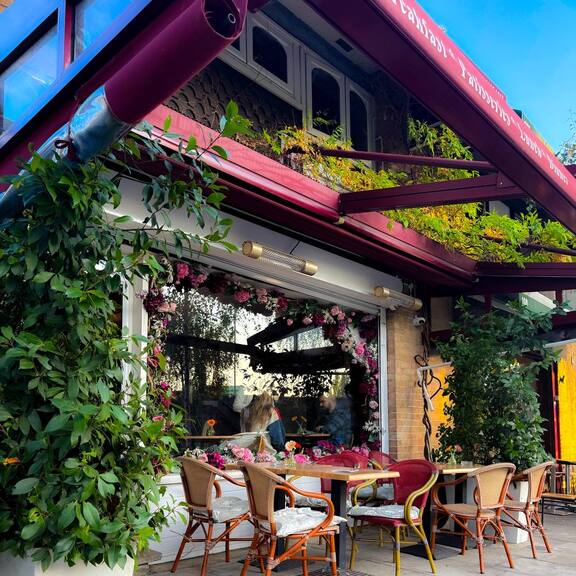 Strand Cafe - A Warm and Inviting Restaurant in Kew - Berlin