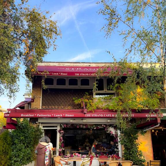 Strand Cafe - A Warm and Inviting Restaurant in Kew - Berlin